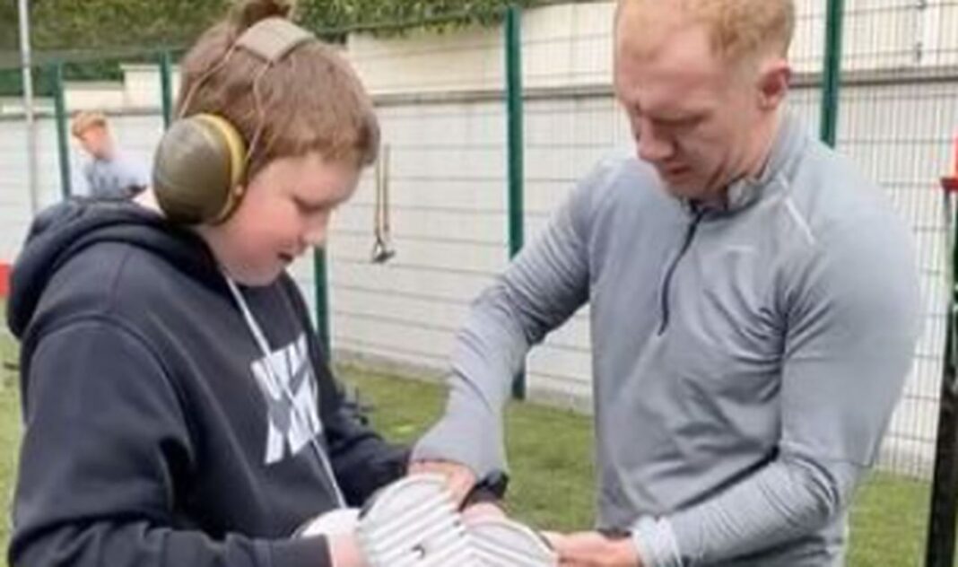 Scholes cuore d'oro, fa il pittore per il figlio autistico - ZON