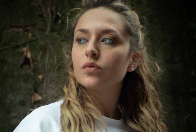 Lynora e la passione per l'oroscopo in "Anche meno" - ZON