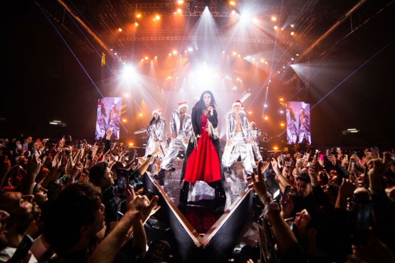 Laura Pausini incanta e commuove il PalaSele di Eboli - ZON